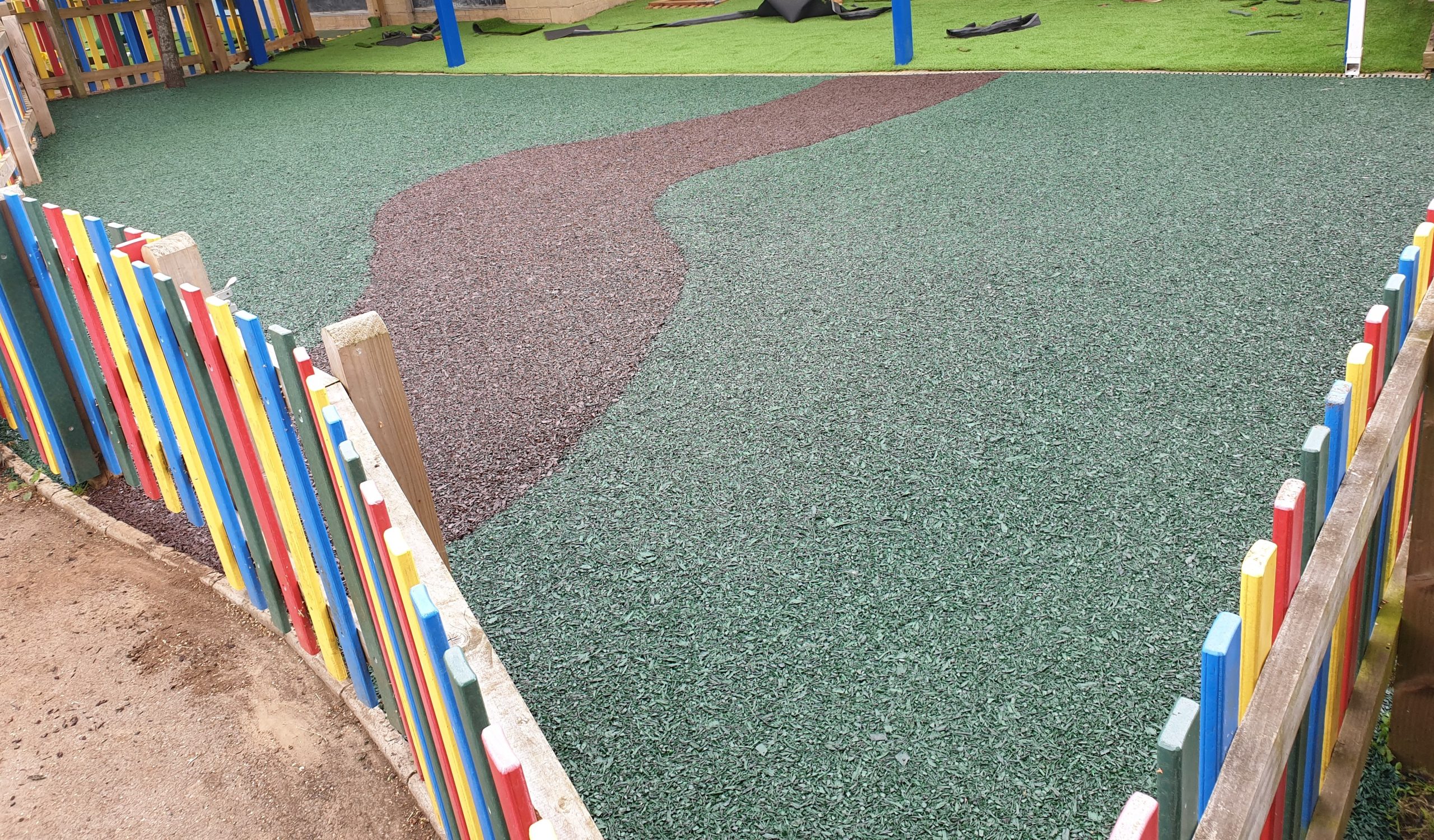 Brown and forest green bonded rubber bark - Active Garden